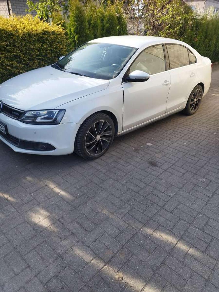 Balts Volkswagen Jetta 2013 Plungė, ar dzinēja tilpumu 1.40 L un nobraukumu 260 tūkst. km par 4000 €, foto 1 vietnē AUTOMOTO.COM.LV