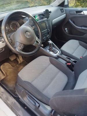 Balts Volkswagen Jetta 2013 Plungė, ar dzinēja tilpumu 1.40 L un nobraukumu 260 tūkst. km par 4000 €, foto 8 vietnē AUTOMOTO.COM.LV