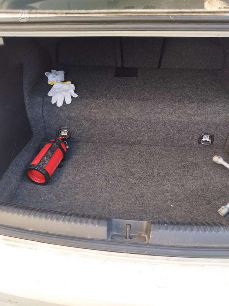 Balts Volkswagen Jetta 2013 Plungė, ar dzinēja tilpumu 1.40 L un nobraukumu 260 tūkst. km par 4000 €, foto 11 vietnē AUTOMOTO.COM.LV
