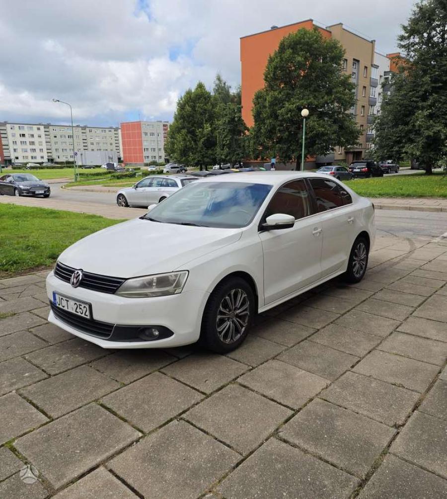 Balts Volkswagen Jetta 2013 Klaipėda, ar dzinēja tilpumu 1.97 L un nobraukumu 157 tūkst. km par 5900 €, foto 1 vietnē AUTOMOTO.COM.LV