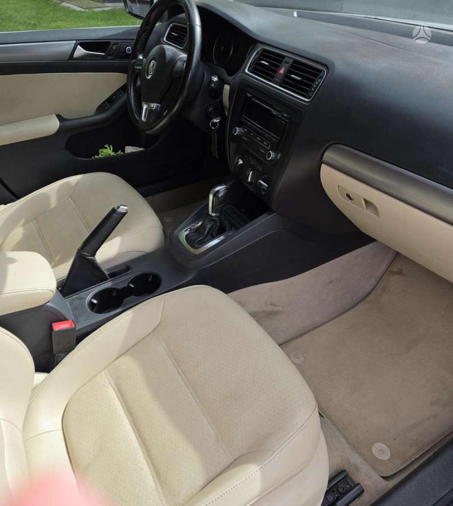 Balts Volkswagen Jetta 2013 Klaipėda, ar dzinēja tilpumu 1.97 L un nobraukumu 157 tūkst. km par 5900 €, foto 5 vietnē AUTOMOTO.COM.LV