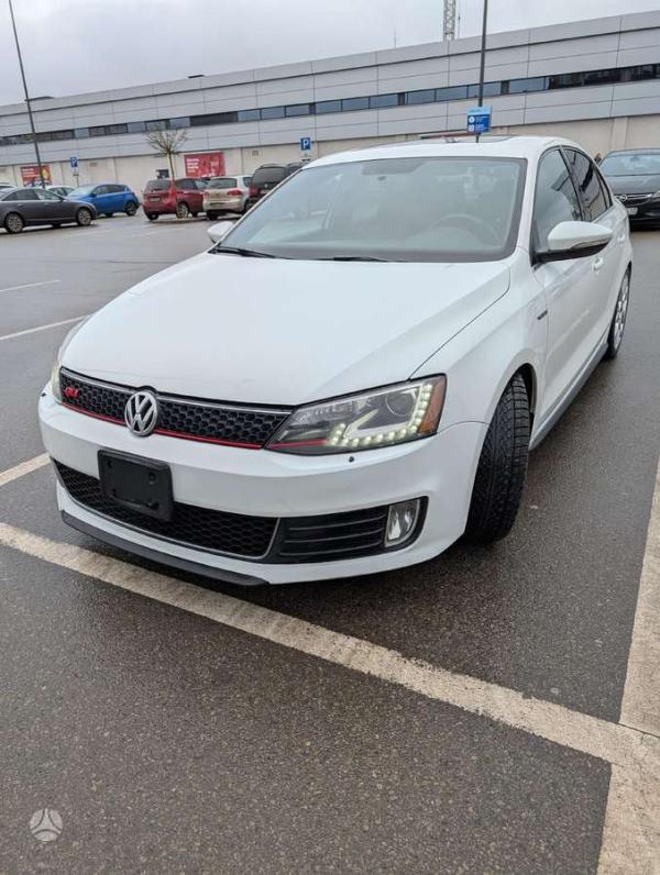White Volkswagen Jetta 2014 in Vilnius, with an engine capacity of 1.98 L and mileage of 167 thousand km for 8000 €, photo 1 on AUTOMOTO.COM.LV