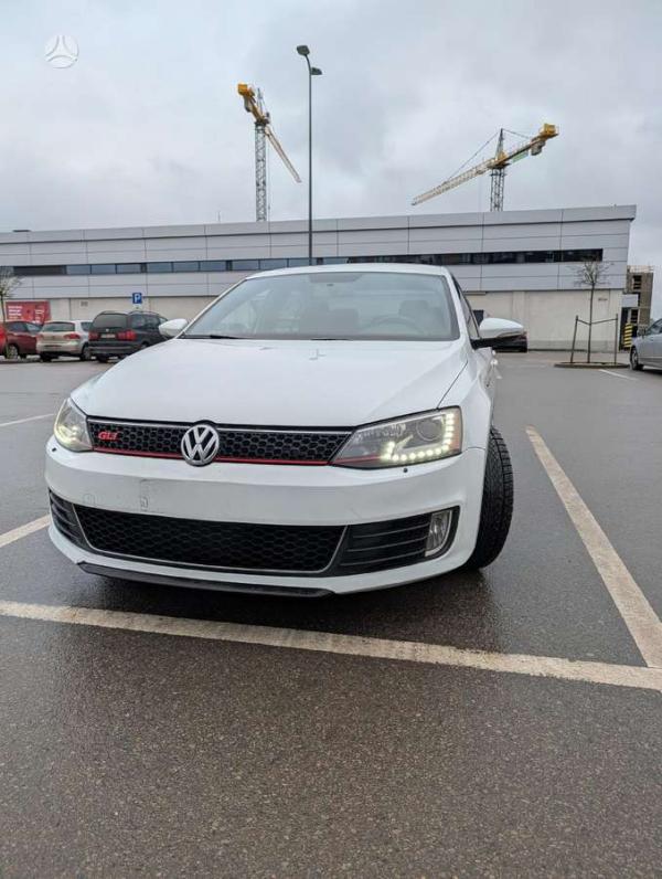 White Volkswagen Jetta 2014 in Vilnius, with an engine capacity of 1.98 L and mileage of 167 thousand km for 8000 €, photo 2 on AUTOMOTO.COM.LV