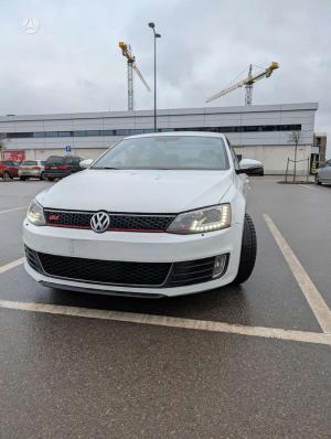 White Volkswagen Jetta 2014 in Vilnius, with an engine capacity of 1.98 L and mileage of 167 thousand km for 8000 €, photo 2 on AUTOMOTO.COM.LV