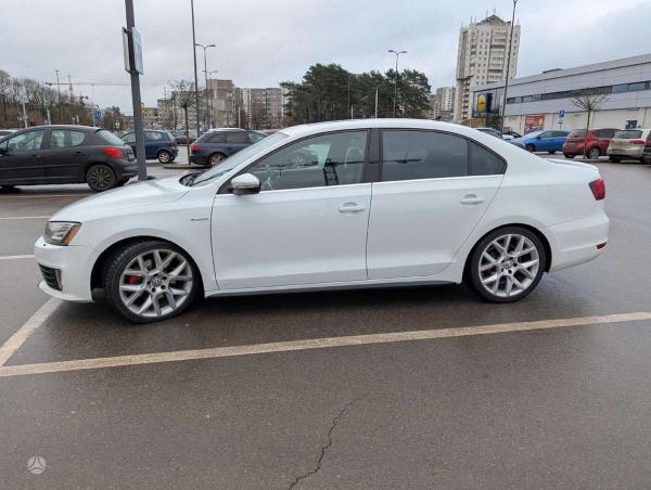 White Volkswagen Jetta 2014 in Vilnius, with an engine capacity of 1.98 L and mileage of 167 thousand km for 8000 €, photo 3 on AUTOMOTO.COM.LV