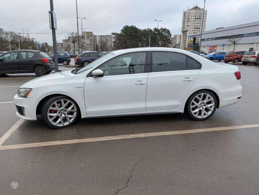 White Volkswagen Jetta 2014 in Vilnius, with an engine capacity of 1.98 L and mileage of 167 thousand km for 8000 €, photo 3 on AUTOMOTO.COM.LV