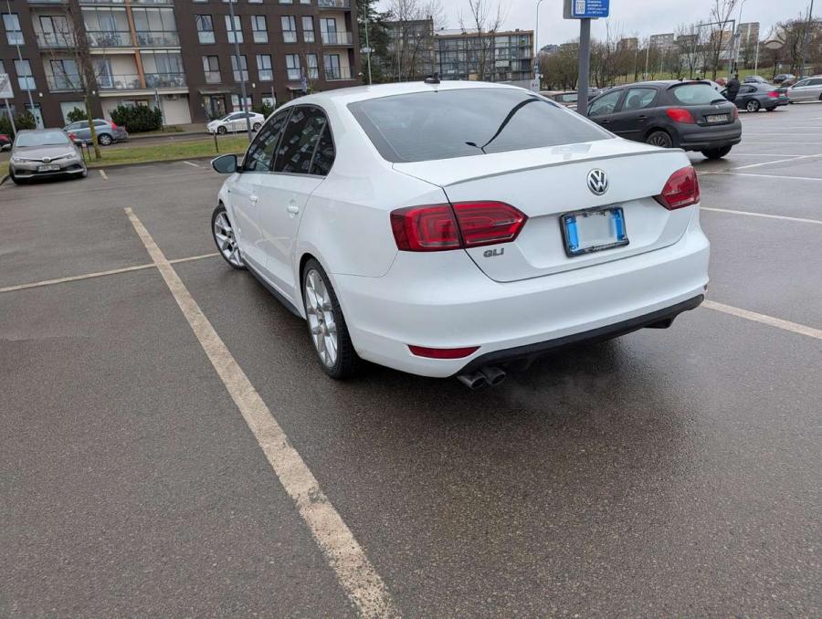 White Volkswagen Jetta 2014 in Vilnius, with an engine capacity of 1.98 L and mileage of 167 thousand km for 8000 €, photo 4 on AUTOMOTO.COM.LV