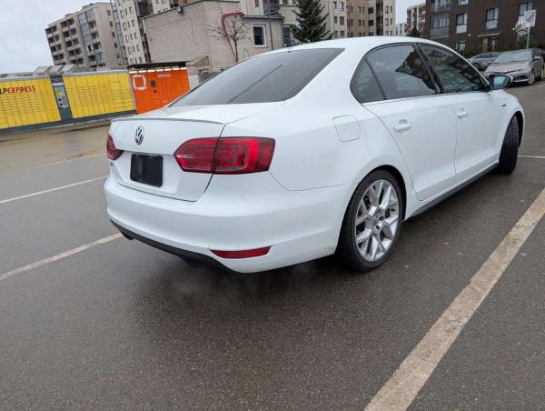 White Volkswagen Jetta 2014 in Vilnius, with an engine capacity of 1.98 L and mileage of 167 thousand km for 8000 €, photo 5 on AUTOMOTO.COM.LV