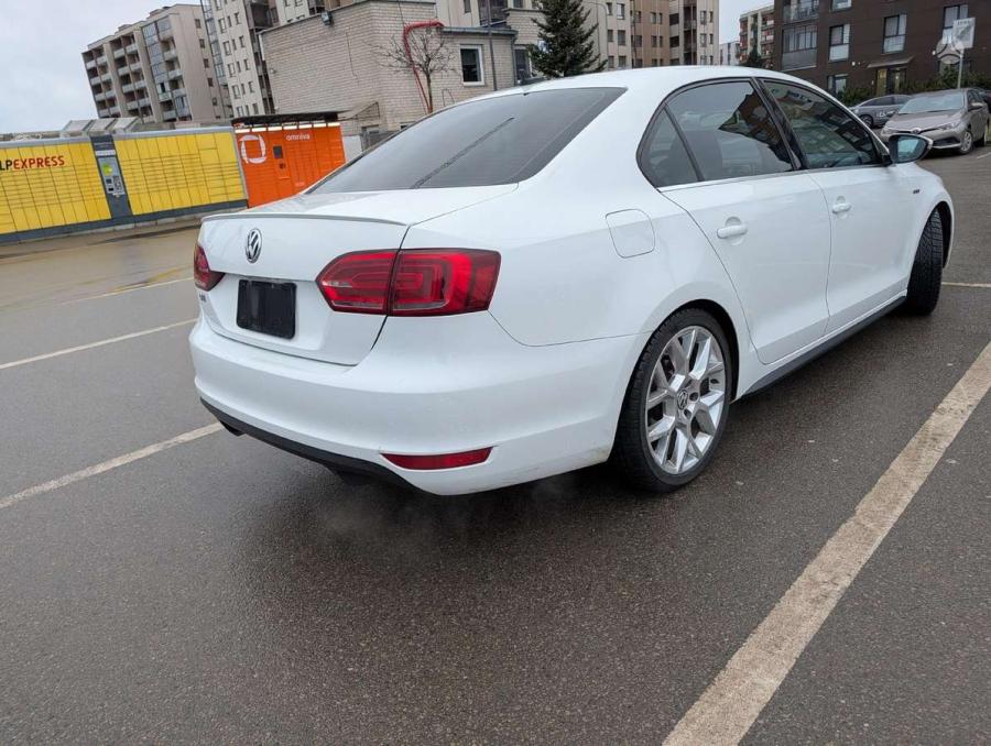 White Volkswagen Jetta 2014 in Vilnius, with an engine capacity of 1.98 L and mileage of 167 thousand km for 8000 €, photo 5 on AUTOMOTO.COM.LV