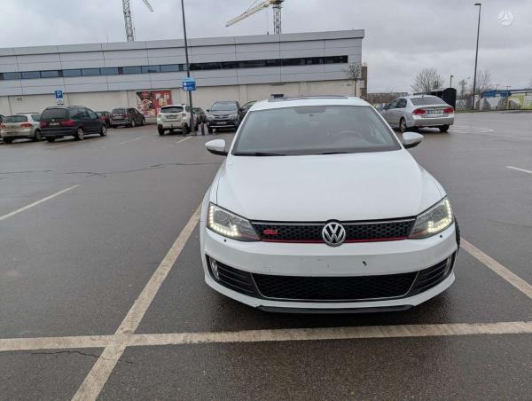 White Volkswagen Jetta 2014 in Vilnius, with an engine capacity of 1.98 L and mileage of 167 thousand km for 8000 €, photo 6 on AUTOMOTO.COM.LV