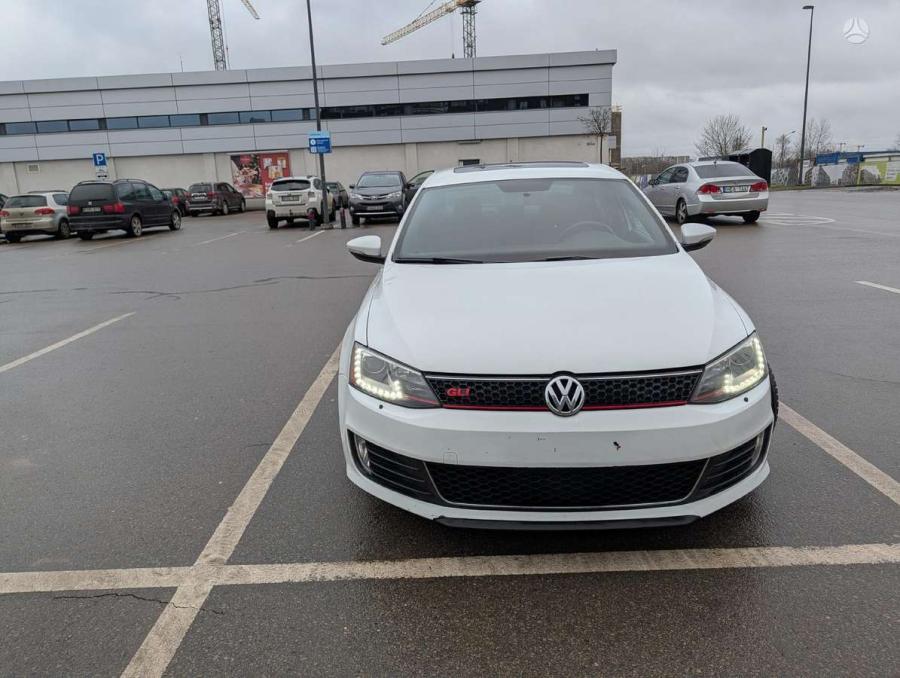 White Volkswagen Jetta 2014 in Vilnius, with an engine capacity of 1.98 L and mileage of 167 thousand km for 8000 €, photo 6 on AUTOMOTO.COM.LV