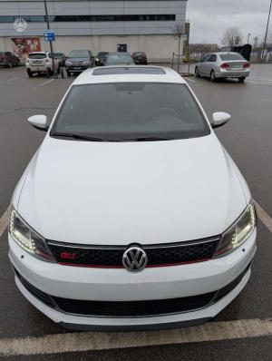 White Volkswagen Jetta 2014 in Vilnius, with an engine capacity of 1.98 L and mileage of 167 thousand km for 8000 €, photo 7 on AUTOMOTO.COM.LV