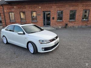 White Volkswagen Jetta 2014 in Vilnius, with an engine capacity of 1.98 L and mileage of 167 thousand km for 8000 €, photo 13 on AUTOMOTO.COM.LV