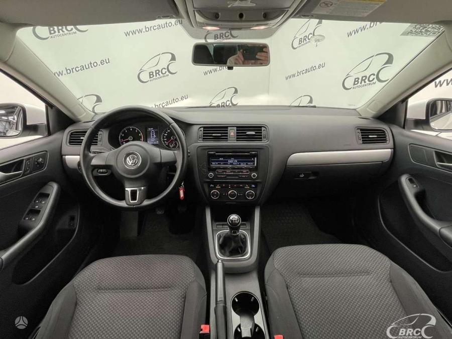 White Volkswagen Jetta 2014 in Vilnius, with an engine capacity of 1.39 L and mileage of 183 thousand km for 6400 €, photo 4 on AUTOMOTO.COM.LV