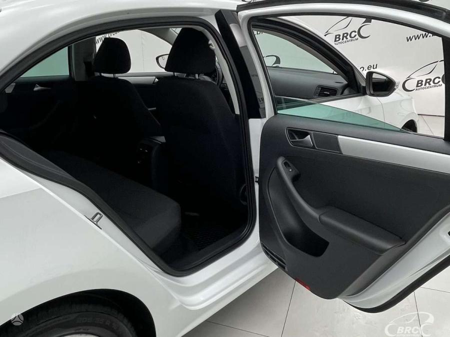 White Volkswagen Jetta 2014 in Vilnius, with an engine capacity of 1.39 L and mileage of 183 thousand km for 6400 €, photo 14 on AUTOMOTO.COM.LV