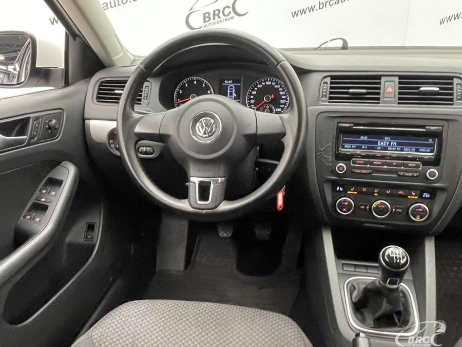 White Volkswagen Jetta 2014 in Vilnius, with an engine capacity of 1.39 L and mileage of 183 thousand km for 6400 €, photo 15 on AUTOMOTO.COM.LV