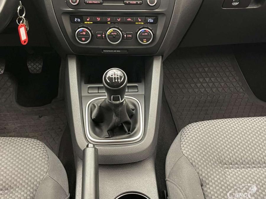 White Volkswagen Jetta 2014 in Vilnius, with an engine capacity of 1.39 L and mileage of 183 thousand km for 6400 €, photo 19 on AUTOMOTO.COM.LV
