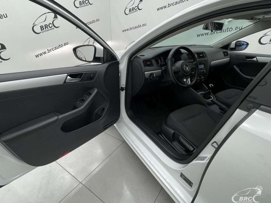 White Volkswagen Jetta 2014 in Vilnius, with an engine capacity of 1.39 L and mileage of 183 thousand km for 6400 €, photo 20 on AUTOMOTO.COM.LV