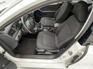 White Volkswagen Jetta 2014 in Vilnius, with an engine capacity of 1.39 L and mileage of 183 thousand km for 6400 €, photo 22 on AUTOMOTO.COM.LV