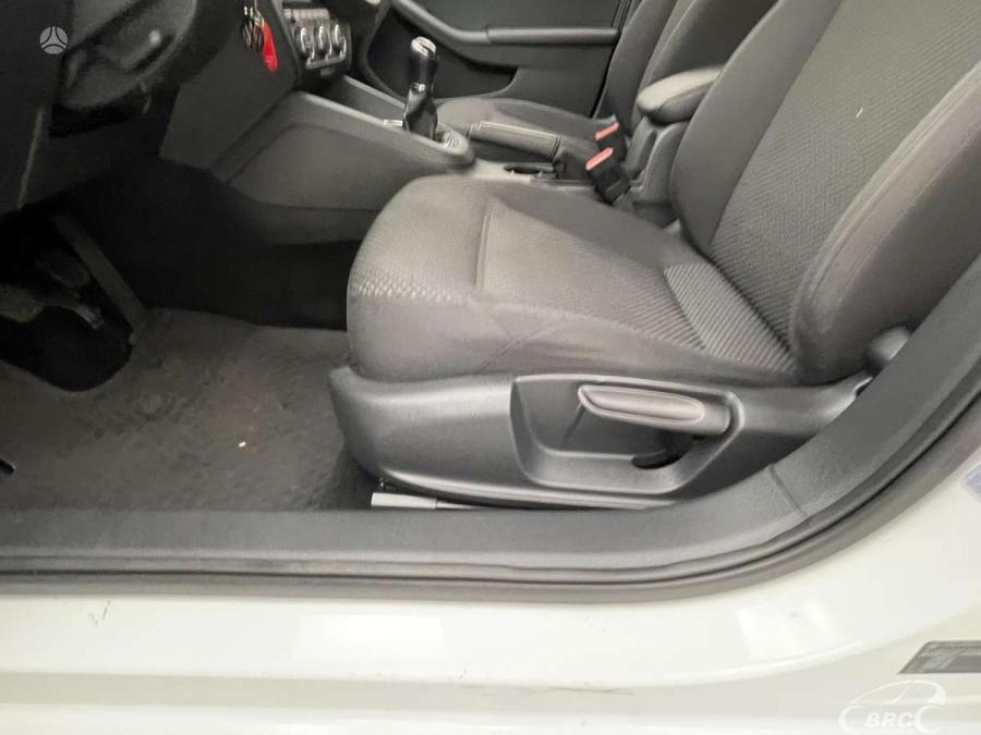 White Volkswagen Jetta 2014 in Vilnius, with an engine capacity of 1.39 L and mileage of 183 thousand km for 6400 €, photo 23 on AUTOMOTO.COM.LV