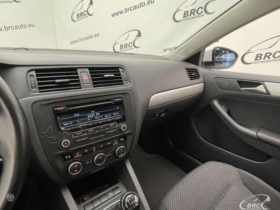White Volkswagen Jetta 2014 in Vilnius, with an engine capacity of 1.39 L and mileage of 183 thousand km for 6400 €, photo 27 on AUTOMOTO.COM.LV