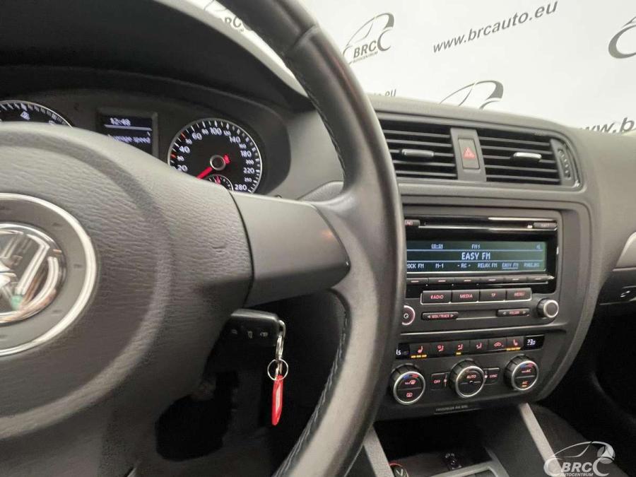 White Volkswagen Jetta 2014 in Vilnius, with an engine capacity of 1.39 L and mileage of 183 thousand km for 6400 €, photo 29 on AUTOMOTO.COM.LV