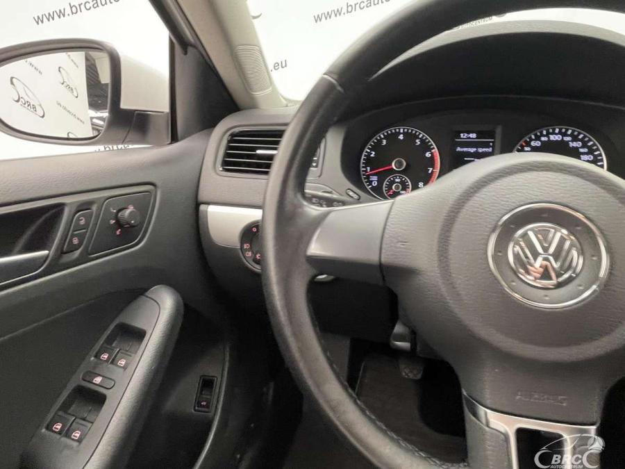 White Volkswagen Jetta 2014 in Vilnius, with an engine capacity of 1.39 L and mileage of 183 thousand km for 6400 €, photo 30 on AUTOMOTO.COM.LV