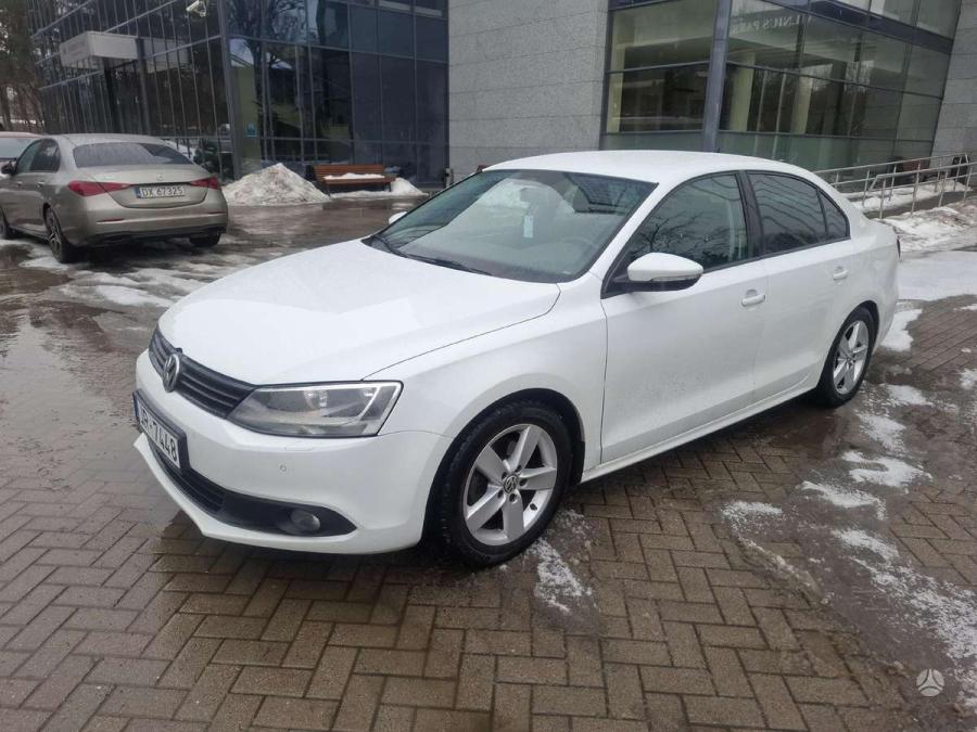 White Volkswagen Jetta 2014 in Vilnius, with an engine capacity of 1.40 L and mileage of 235 thousand km for 3900 €, photo 1 on AUTOMOTO.COM.LV