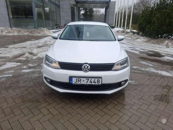 Balts Volkswagen Jetta 2014 Viļņa, ar dzinēja tilpumu 1.40 L un nobraukumu 235 tūkst. km par 3900 €, foto 2 vietnē AUTOMOTO.COM.LV
