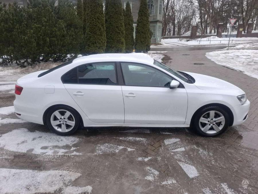 White Volkswagen Jetta 2014 in Vilnius, with an engine capacity of 1.40 L and mileage of 235 thousand km for 3900 €, photo 4 on AUTOMOTO.COM.LV