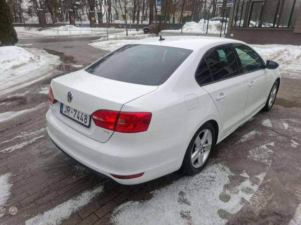 Balts Volkswagen Jetta 2014 Viļņa, ar dzinēja tilpumu 1.40 L un nobraukumu 235 tūkst. km par 3900 €, foto 5 vietnē AUTOMOTO.COM.LV
