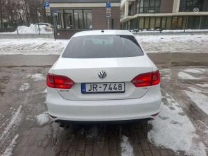 White Volkswagen Jetta 2014 in Vilnius, with an engine capacity of 1.40 L and mileage of 235 thousand km for 3900 €, photo 6 on AUTOMOTO.COM.LV