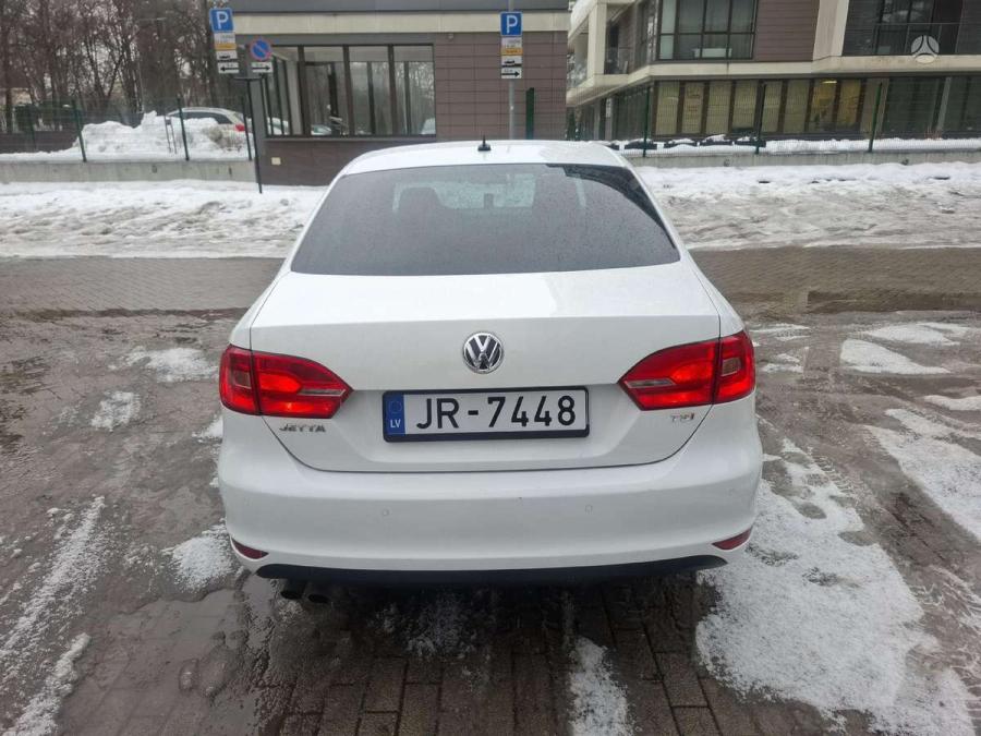 White Volkswagen Jetta 2014 in Vilnius, with an engine capacity of 1.40 L and mileage of 235 thousand km for 3900 €, photo 6 on AUTOMOTO.COM.LV