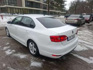 White Volkswagen Jetta 2014 in Vilnius, with an engine capacity of 1.40 L and mileage of 235 thousand km for 3900 €, photo 7 on AUTOMOTO.COM.LV