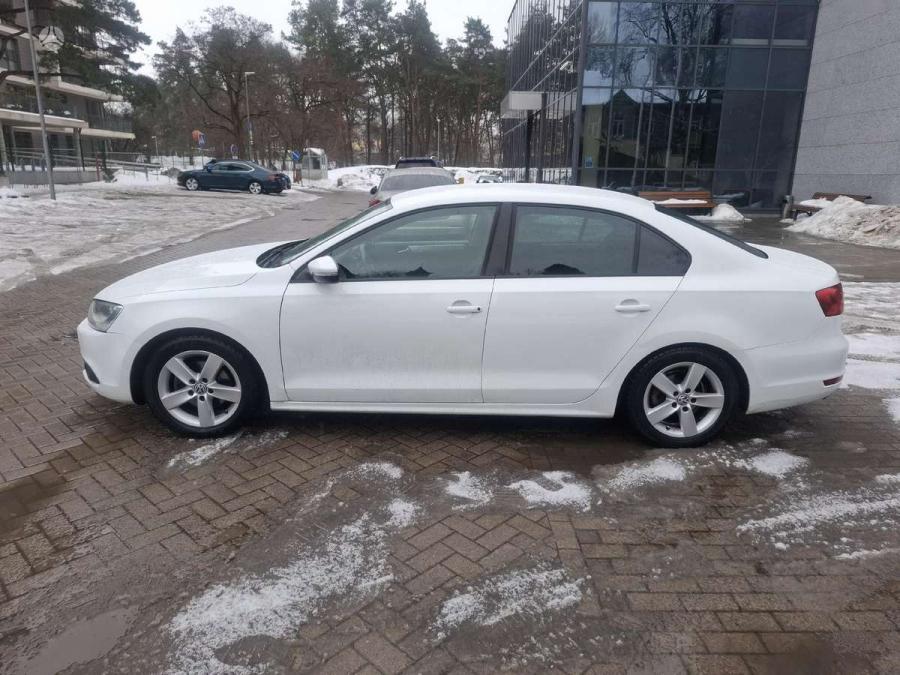 White Volkswagen Jetta 2014 in Vilnius, with an engine capacity of 1.40 L and mileage of 235 thousand km for 3900 €, photo 8 on AUTOMOTO.COM.LV