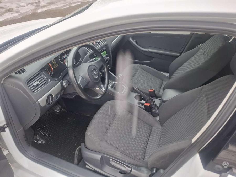 White Volkswagen Jetta 2014 in Vilnius, with an engine capacity of 1.40 L and mileage of 235 thousand km for 3900 €, photo 9 on AUTOMOTO.COM.LV