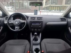 White Volkswagen Jetta 2014 in Vilnius, with an engine capacity of 1.40 L and mileage of 235 thousand km for 3900 €, photo 12 on AUTOMOTO.COM.LV