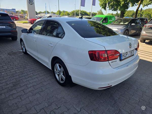 Balts Volkswagen Jetta 2014 Klaipėda, ar dzinēja tilpumu 1.97 L un nobraukumu 300 tūkst. km par 3999 €, foto 4 vietnē AUTOMOTO.COM.LV