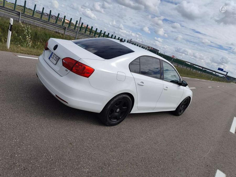 Balts Volkswagen Jetta 2014 Kauņa, ar dzinēja tilpumu 1.80 L un nobraukumu 277 tūkst. km par 2300 €, foto 5 vietnē AUTOMOTO.COM.LV