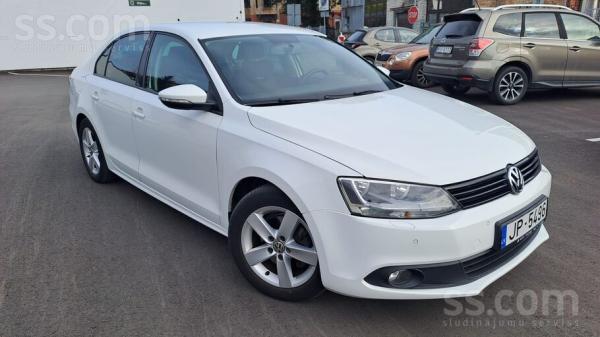 Balts Volkswagen Jetta 2014 Rīga, ar dzinēja tilpumu 1.40 L un nobraukumu 178 tūkst. km par 4000 €, foto 3 vietnē AUTOMOTO.COM.LV