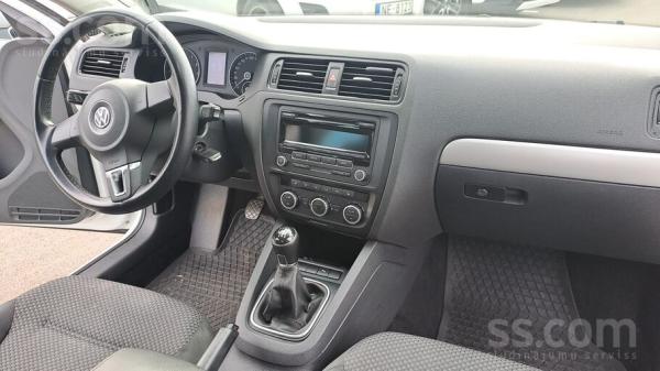 Balts Volkswagen Jetta 2014 Rīga, ar dzinēja tilpumu 1.40 L un nobraukumu 178 tūkst. km par 4000 €, foto 9 vietnē AUTOMOTO.COM.LV