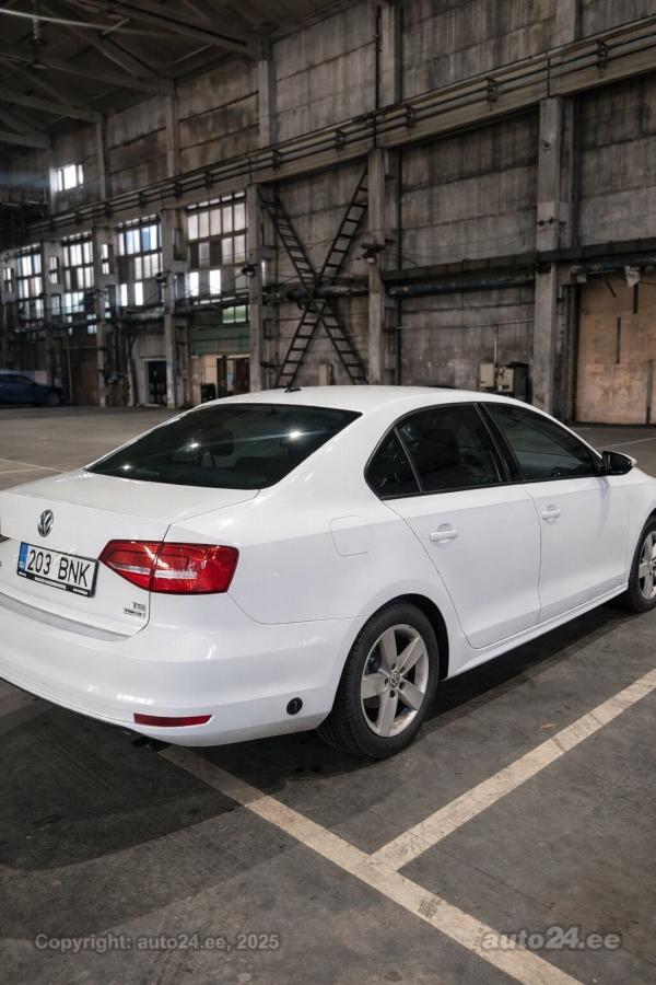 Balts Volkswagen Jetta 2015 Tallina, ar dzinēja tilpumu 1.40 L un nobraukumu 252 tūkst. km par 6800 €, foto 6 vietnē AUTOMOTO.COM.LV