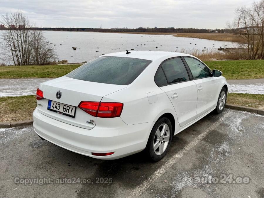 Balts Volkswagen Jetta 2015 Tallina, ar dzinēja tilpumu 1.40 L un nobraukumu 125 tūkst. km par 4999 €, foto 3 vietnē AUTOMOTO.COM.LV