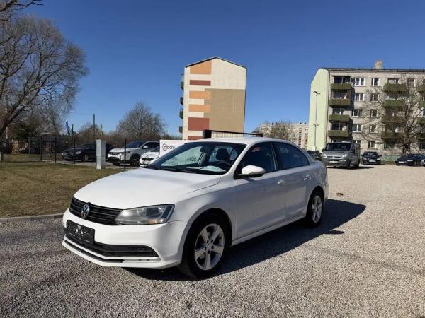 White Volkswagen Jetta 2015 in Ventspils, with an engine capacity of 1.20 L and mileage of 222 thousand km for 4800 €, photo 1 on AUTOMOTO.COM.LV
