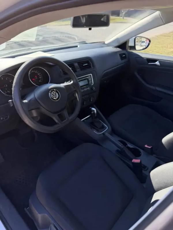 White Volkswagen Jetta 2015 in Ventspils, with an engine capacity of 1.20 L and mileage of 222 thousand km for 4800 €, photo 8 on AUTOMOTO.COM.LV