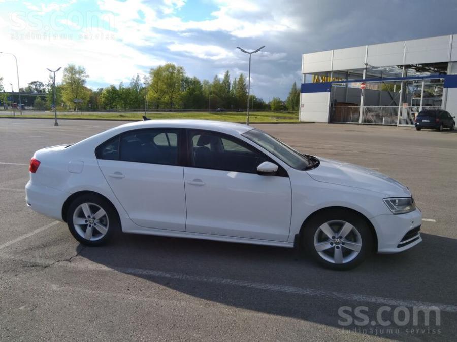 White Volkswagen Jetta 2015 in Daugavpils, with an engine capacity of 2.00 L and mileage of 210 thousand km for 7400 €, photo 1 on AUTOMOTO.COM.LV