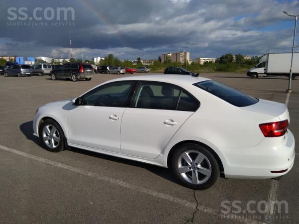 White Volkswagen Jetta 2015 in Daugavpils, with an engine capacity of 2.00 L and mileage of 210 thousand km for 7400 €, photo 2 on AUTOMOTO.COM.LV