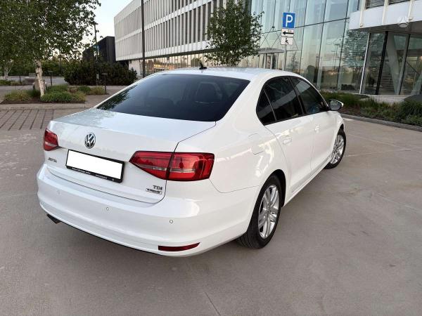 Balts Volkswagen Jetta 2015 Viļņa, ar dzinēja tilpumu 1.97 L un nobraukumu 153 tūkst. km par 7200 €, foto 4 vietnē AUTOMOTO.COM.LV