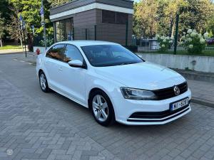 White Volkswagen Jetta 2015 in Vilnius, with an engine capacity of 1.97 L and mileage of 252 thousand km for 5200 €, photo 4 on AUTOMOTO.COM.LV
