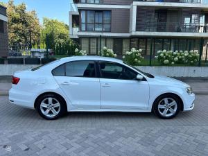 White Volkswagen Jetta 2015 in Vilnius, with an engine capacity of 1.97 L and mileage of 252 thousand km for 5200 €, photo 5 on AUTOMOTO.COM.LV